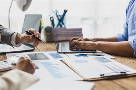 비즈니스 미팅 비즈니스맨은 조직의 동료들과 만나 투자 계획 창업 프로젝트에 대해 논의합니다 마케팅 성장 차트를 분석하고 사업 계획을 세웁니다 Staff Meeting에 대한