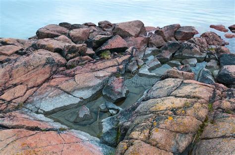 Orilla De Granito Rojo En Las Islas Aland Finlandia Imagen De Archivo