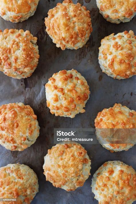 양피지에 갓 구운 수제 치즈 스콘의 풀 프레임 이미지 기름을 바르지 않는 종이 줄 지어 논 스틱 베이킹 오븐 트레이 홈 베이킹 높은 전망 스콘에 대한 스톡 사진 및 기타