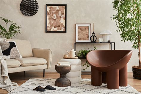 모의 포스터 프레임 소파 안락 의자 푸프 콘솔 커피 테이블 식물 및 세련된 개인 액세서리와 우아한 거실 인테리어 디자인의 현대적인 구성 공간을 복사합니다 템플렛 인테리어