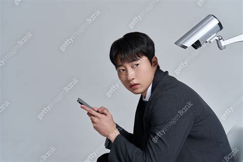 번아웃증후군 스트레스 감시카메라 보안장치 감시 불편함 어두운표정 스마트폰 개인정보 보안 이미지