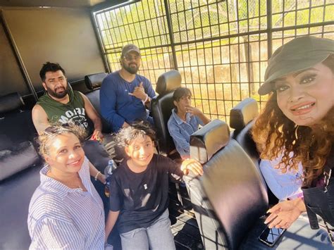 සුරූපි නිළි අනුශා දමයන්ති කාවද මේ හුරතල් කරන්නේ බලන්නකෝ Photos