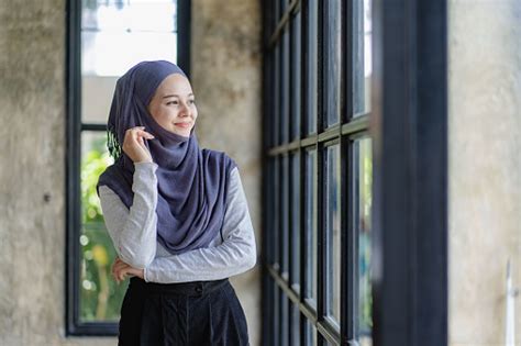 자신감 넘치는 무슬림 사업가가 사무실에서 행복하게 웃고 있습니다 수직 그림 취업 면접에 대한 스톡 사진 및 기타 이미지 취업 면접 Muslim Ablution 광고