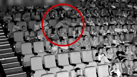 Nur Heimlich Griff Kann Ihn Retten Mann Verschluckt Sich Im Kino