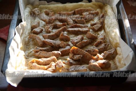 Пирог из слоеного теста с грибами и курицей 9 фото в рецепте