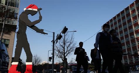 산타클로스 모자 쓴 해머링 맨