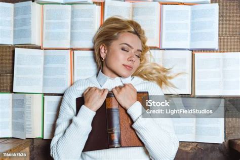 아름답고 금발의 여자와 눈을 감고 거짓말을하고 책을 들고 금발 머리에 대한 스톡 사진 및 기타 이미지 금발 머리 눈 감기 도서관 Istock