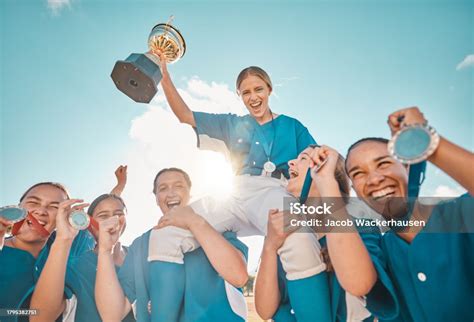 여자 트로피 스포츠 게임 및 학교 야구 어린이를위한 승리 스포츠 목표 후 팀워크에 대한 축하 및 지원의 행복한 우승자 여름 대회에서 상을 받기 위해 성공한 아이들의 초상화