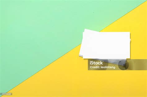 컬러 배경에 쌓인 명함의 평면도 백지 또는 시트 디자인을 위한 목업 또는 복사 공간 0명에 대한 스톡 사진 및 기타 이미지 0명 개념 경영자 Istock