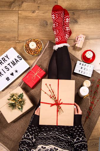 크리스마스 선물 빨간색 따뜻한 양말 바닥 평면도 평면 위치에 새 해의 훈장 가운데 앉아 있는 여자의 손에 빨간 장식 공예 종이에 싸서 함께 큰 상자 T Lounge에