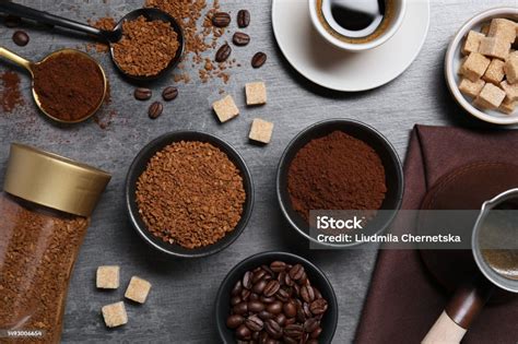 회색 테이블에 원두 인스턴트 및 분쇄 커피가 있는 플랫 레이 구성 0명에 대한 스톡 사진 및 기타 이미지 0명 가루 설탕