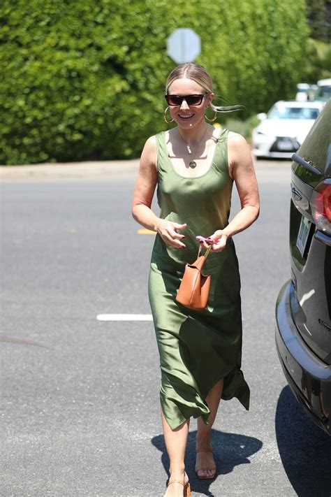 Kristen Bell Feet Size 6 5 Height 51″ Hd Photos