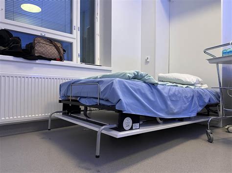The Extra Bed In Our Hospital Room Doesnt Go All The Way Down R Theneighborhoodlisten
