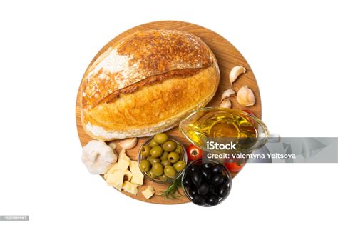 이탈리아 치아바타 빵은 허브 올리브 마늘 파마산 치즈를 곁들인 조각으로 자른다 이탈리아 음식 진미 비건 음식 건강한 생활방식에 대한 스톡 사진 및 기타 이미지 Istock