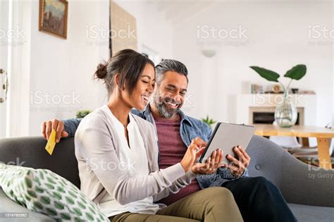 집에서 디지털 태블릿을 사용하여 다민족 중간 성인 커플 커플에 대한 스톡 사진 및 기타 이미지 커플 온라인 쇼핑 행복 Istock