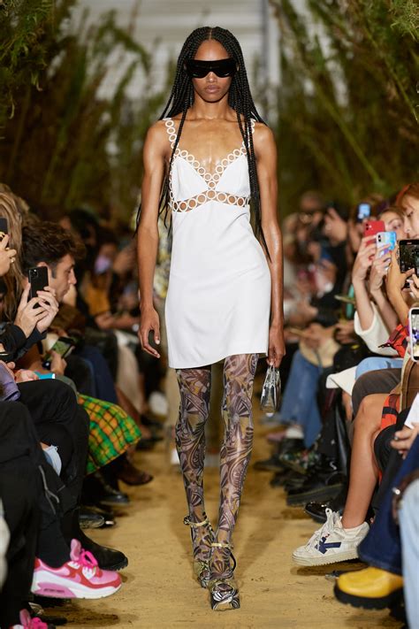 Eve vajza e Steve Jobs bën daljen e parë si modele në Javën e Modës në Paris Telegrafi