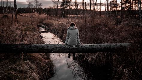 Download Wallpaper 3840x2160 Human Alone Sad Log Stream Nature 4k
