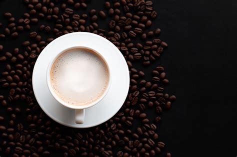 거품 거품과 커피 콩 테이블에 흰색 커피 컵 상단보기와 카푸치노 또는 라떼 0명에 대한 스톡 사진 및 기타 이미지 0명 갈색 개념 Istock