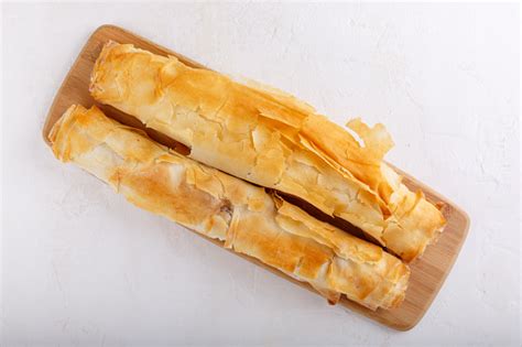 흰색 테이블에 애플 슈트루델 사과 호두 계피를 곁들인 홈메이드 파이 맨 위 보기 공간을 복사합니다 가루 설탕에 대한 스톡 사진