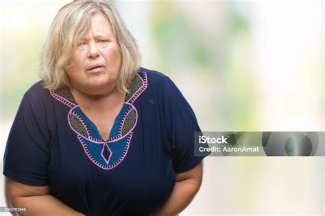시 니 어 플러스 크기에 백인 여자와 배경 절연 손 속에 있기 때문에 소화 불량 고통 스러운 질병 기분이 나쁘다 통증 개념입니다 건강관리와 의술에 대한 스톡 사진 및 기타