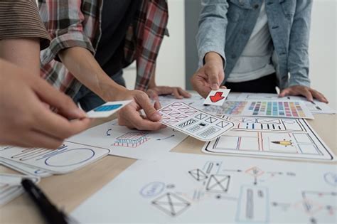 브레인스토밍 기획 창의적인 팀워크 스마트폰 Ui Ux 개념에 대한 화면 디스플레이 프로토타입 레이아웃에 대한 손 닫기 휴대폰 앱