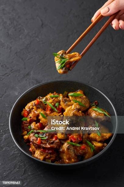 어두운 슬레이트 배경에 검은 그릇에 버섯 만주 건조 버섯 만주 튀긴 버섯 피망 소스와 양파와 인도 중국 요리 요리입니다 식용 버섯에 대한 스톡 사진 및 기타 이미지 Istock