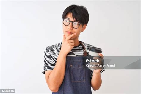 중국 바리스타 남자 착용 앞치마와 안경을 들고 커피를 들고 고립 된 흰색 배경 심각한 얼굴 생각 에 대한 질문 매우 혼란 스러운 생각 개념에 대한 스톡 사진 및 기타 이미지