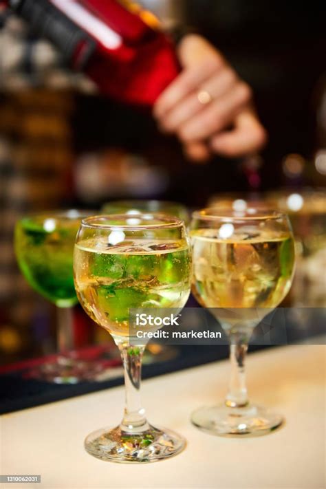 바에 얼음이 있는 알코올 및 무알코올 칵테일 클로즈업 선택적 초점 긴에 대한 스톡 사진 및 기타 이미지 긴 녹색 다중 색상 Istock