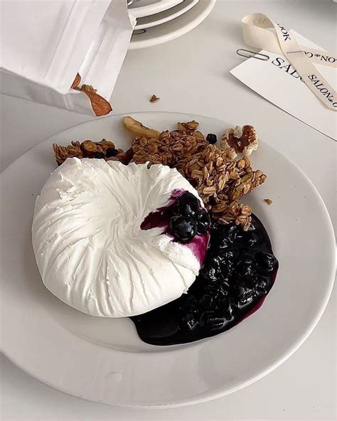 잼잼 On Instagram 광고 홈메이드 블루베리 그릭요거트 직접 만든 블루베리 콩포트와 꾸덕한 그릭요거트 살롱드쿡에서 선보이는 그래놀라를 곁들인 접시🤍