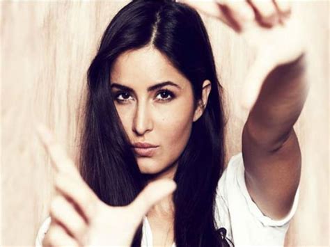 كاترينا كيف تحتفي بفستانها في فيلمها الجديد مع شاروخان مصراوى