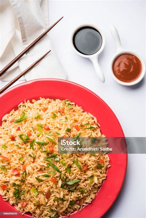 Schezwan 튀긴 쌀 Masala는 인도 중국 음식 접시 또는 그릇에 젓가락으로 제공입니다 선택적 초점 건강한 생활방식에 대한 스톡 사진 및 기타 이미지 Istock