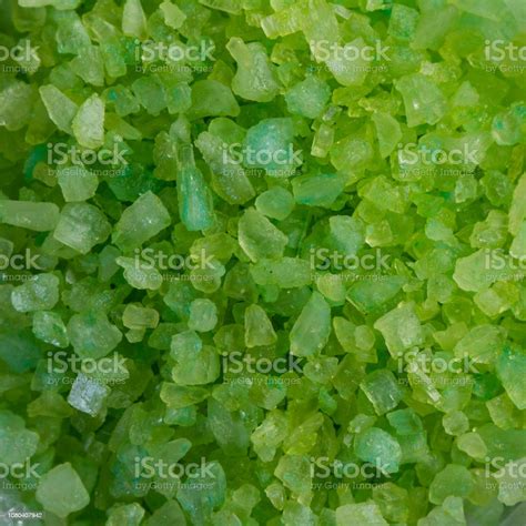 치유 허브의 추출 물과 목욕에 대 한 텍스처 녹색 향기로운 바다 소금 결정체에 대한 스톡 사진 및 기타 이미지 결정체 광물질 노랑 Istock