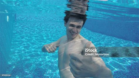 행복 한 사람 물 아래 손가락 표시 여름 레크리에이션 수영장에서 수영 건강한 생활방식에 대한 스톡 사진 및 기타 이미지