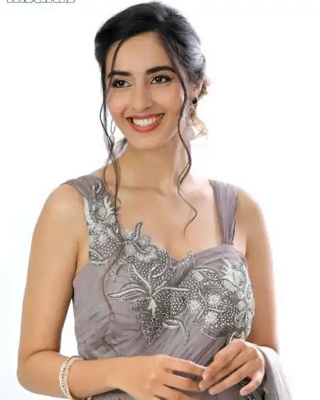 Simrat Kaur Top Hot And Beautiful Pics And Photos