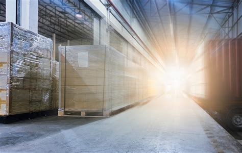 트럭에 의한 화물 선적 물품을 운송하는 창고 카온타이너 트럭에 적재를 기다리는 대형 팔레트 상품 창고에 대한 스톡 사진 및 기타 이미지 Istock