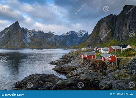 Pueblo Pesquero Noruego Isla De Hamnoy Reine Lofoten Northe Foto De