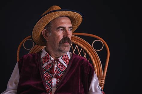 밀짚 모자와 전통 옷을 입고 고리버들 의자에 앉아 있는 우크라이나 시골 남자의 초상화 셔츠에 대한 스톡 사진 및 기타 이미지 셔츠 우크라이나 자수 Istock