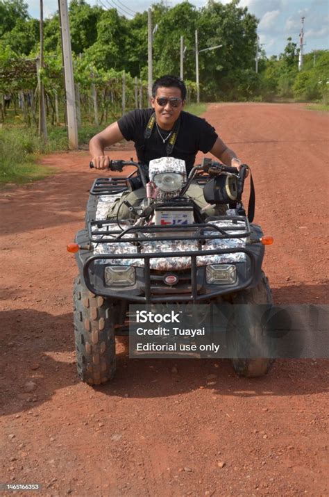 여행자 젊은 태국 남자 자전거 타기 및 Atv 오토바이 자동 또는 모든 지형 차량 또는 쿼드 바이크 활동 리조트의 산 숲에서 4