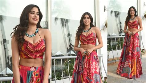 Janhvi Kapoors Hot Bodycon Blouse Looks Pretty
