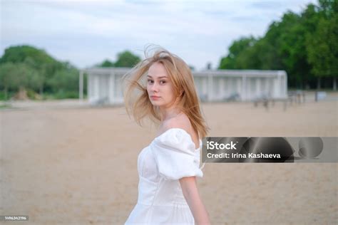 Schönes Mädchen Im Sommer Am Strand Das In Einem Weißen Kleid Auf Dem