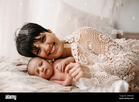 Fils Et M Re Au Lit Banque De Photographies Et Dimages Haute R Solution Alamy