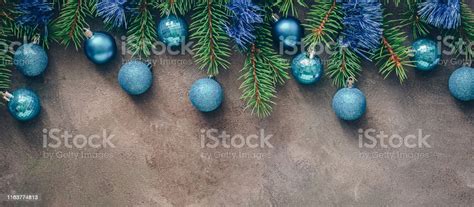 크리스마스 국경 전나무 가지는 어두운 질감소박한 배경에 파란색 공과 색조를 장식했다 상단보기 평평한 평신도 복사 공간 나무에 대한 스톡 사진 및 기타 이미지 Istock