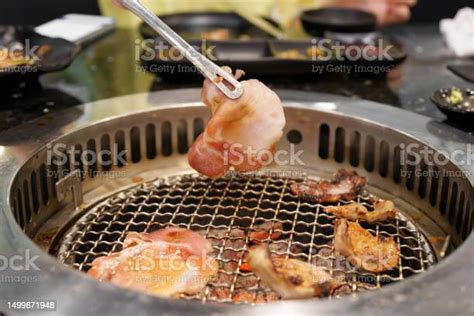 스토브에서 고기 돼지 고기를 손으로 굽는 것은 레스토랑에서 제공됩니다 일본 음식과 한국식 바베큐 전통 스타일 0명에 대한 스톡 사진 및 기타 이미지 Istock