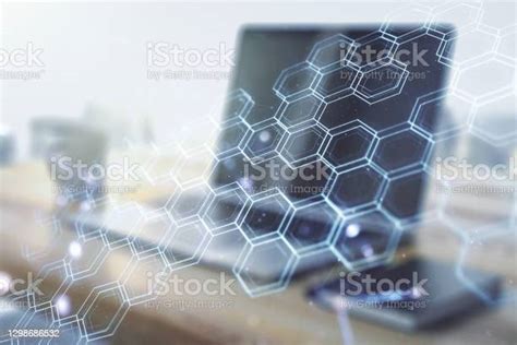 육각 형 홀로그램과 배경에 컴퓨터와 현대 데스크톱 무선 기술의 창조적 인 개념 빅 데이터 및 데이터베이스 개념 다중 노출 0명에 대한 스톡 사진 및 기타 이미지 Istock