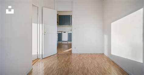 흰 벽과 나무 바닥이 있는 텅 빈 방 사진 Unsplash의 무료 인테리어 디자인 이미지