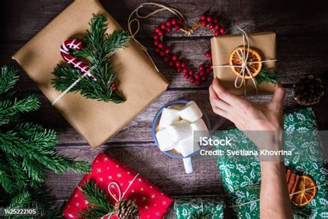 카카오 마시멜로 여성 손 나무 배경에 크리스마스 선물 종이 장식의 새해 상자 갈색 용지에 대한 스톡 사진 및 기타 이미지