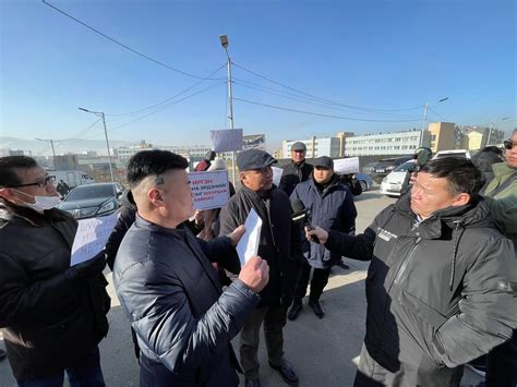 ШУУРХАЙ Д Мөнх Эрдэнийг суллахыг шаардсан иргэдийн жагсаал Сүхбаатар дүүргийн шүүхийн гадна