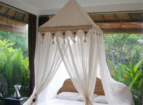 Как прикрепить балдахин к потолку?