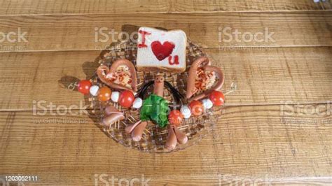 발렌타인 데이에 아침 식사 튀긴 계란 소시지와 빵 의 모양과 테이블 배경에 신선한 야채 맨 위 보기 발렌타인 데이 컨셉 0명에 대한 스톡 사진 및 기타 이미지 Istock