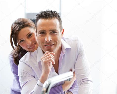 Joven Feliz Pareja En El Amor En Casa Cocina 2024